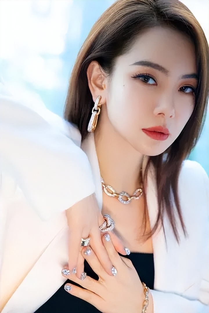 "Perfume rich woman" Qi Wei: A bottle of perfume arrives at a villa ...