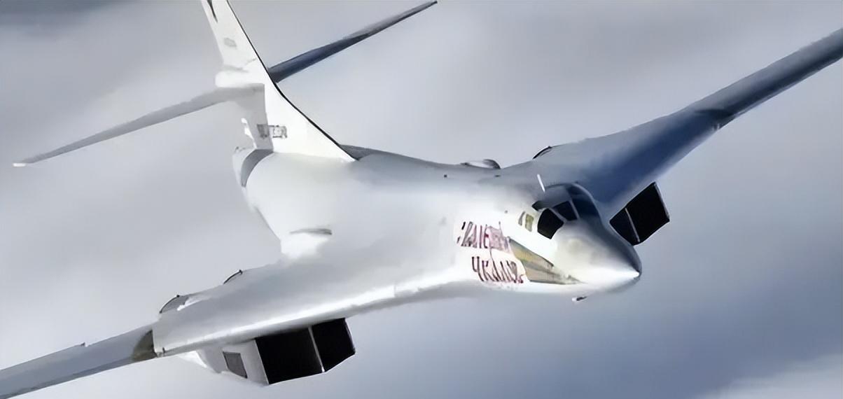 The Russian Army's new Tu-160 combat bomber is deployed on the other ...