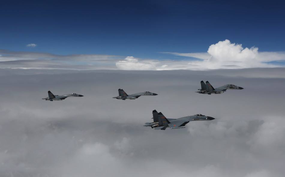 How many people and how many planes does a division of the Chinese Air ...