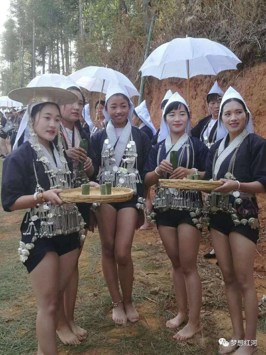 In this ethnic minority in Yunnan, women wear shorts all their lives, and they have a unique way ...