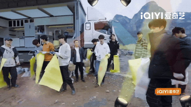 "Hello Young Farmer" sang passionately at the top of the canyon, Li ...