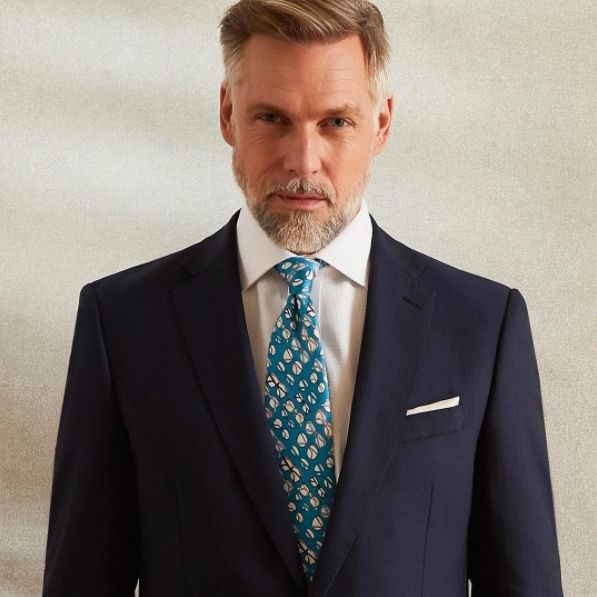 Talking about how British gentlemen wear suits from dressing, wearing ...