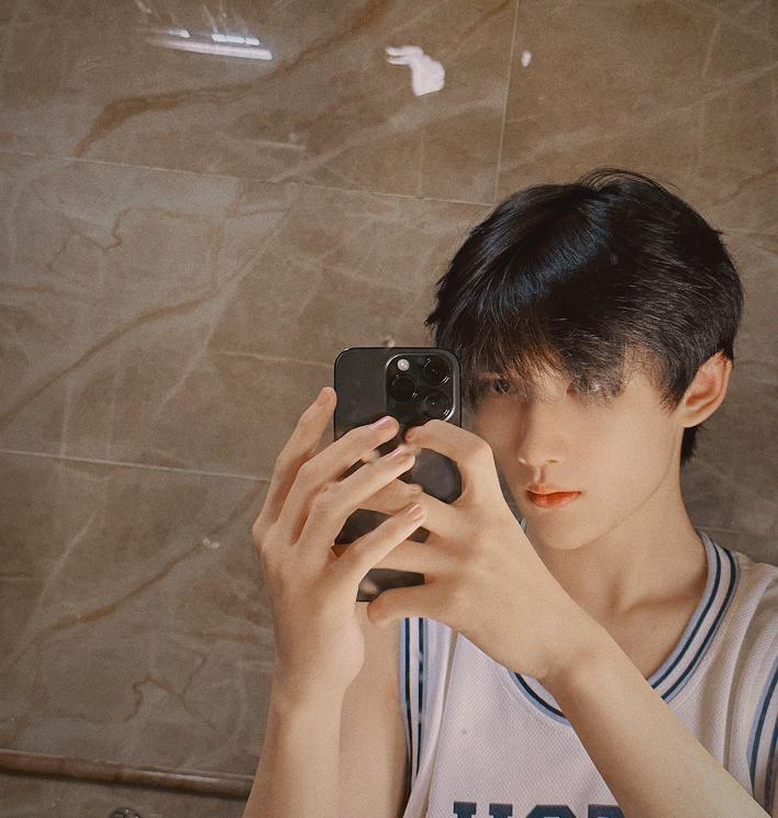 Yu Yuhan of the TF family took a selfie in front of the mirror. He has ...