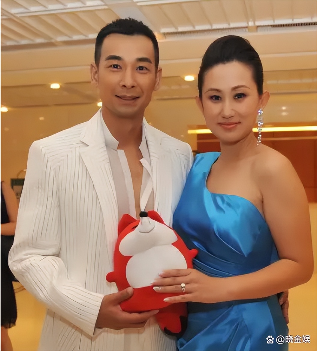 Zhao Wenzhuo: 999 roses play romance, 17 years after marriage, he still treats his wife Zhang ...