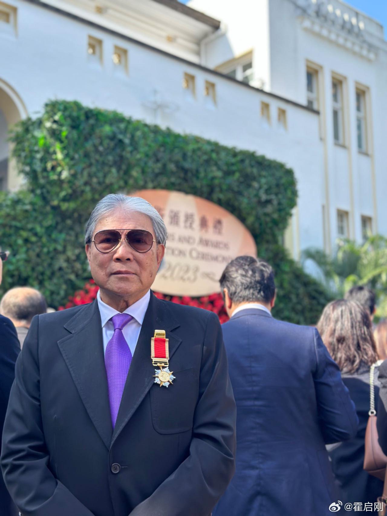 Huo Qishan's family portrait, Huo Qigang hugs his wife sweetly - iMedia