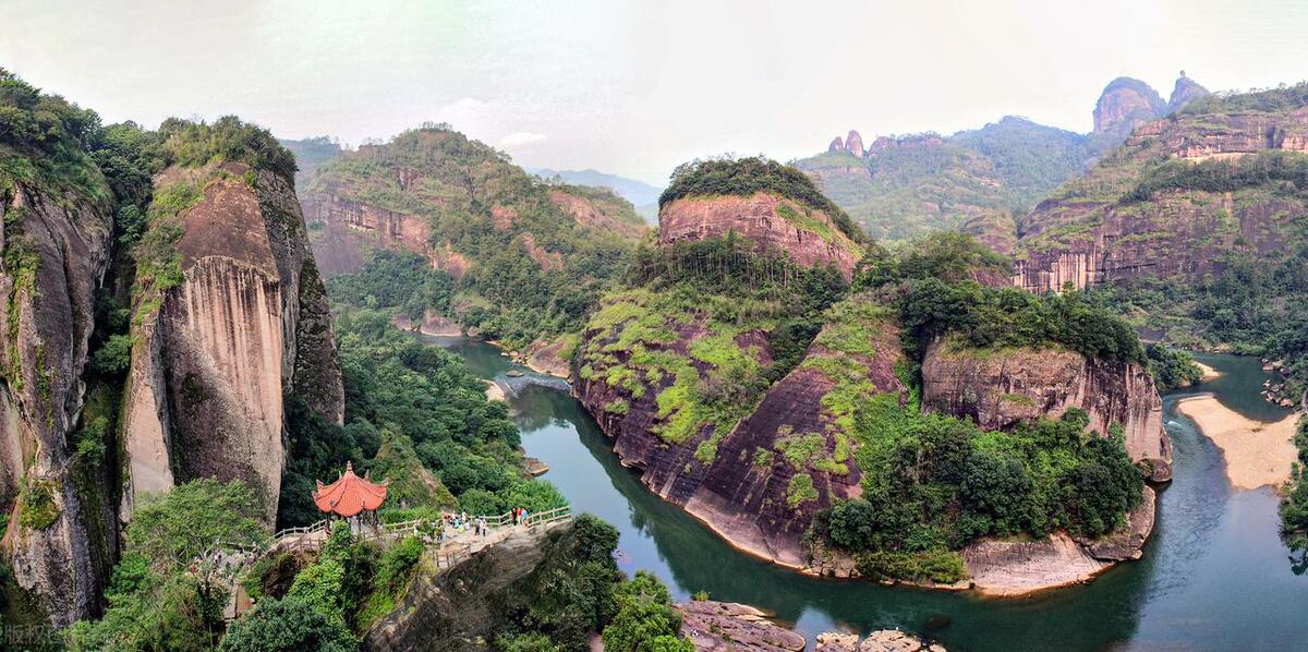 There are mountains in Wuyi, which are very feminine, and many isolated ...