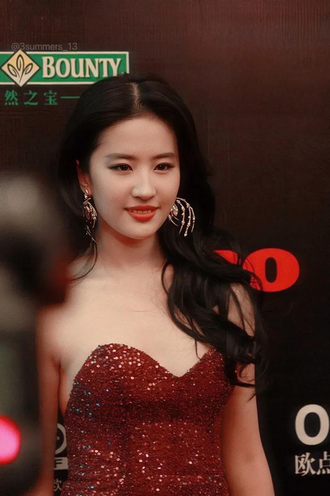 Bai Xueyang's Spring Biography: Sweet Apricot - iNEWS