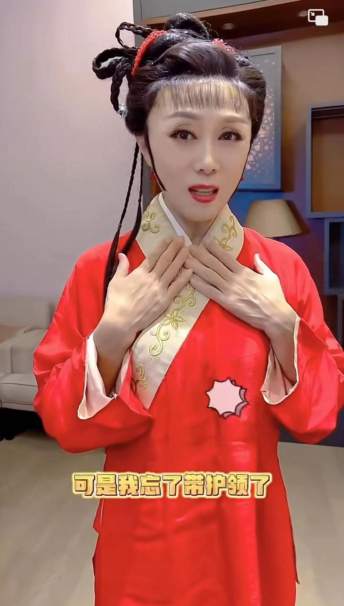 The 60-year-old actor Wu Qiong went back to his hometown to celebrate the New Year, dressed in ...