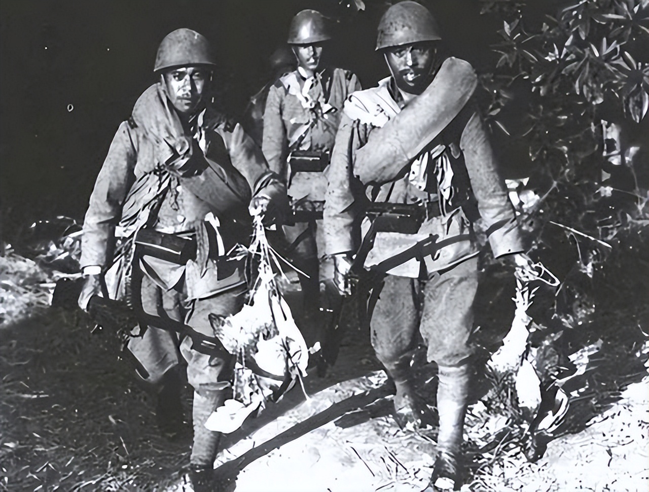 In 1942, from chasing the Japanese army to being surrounded and ...