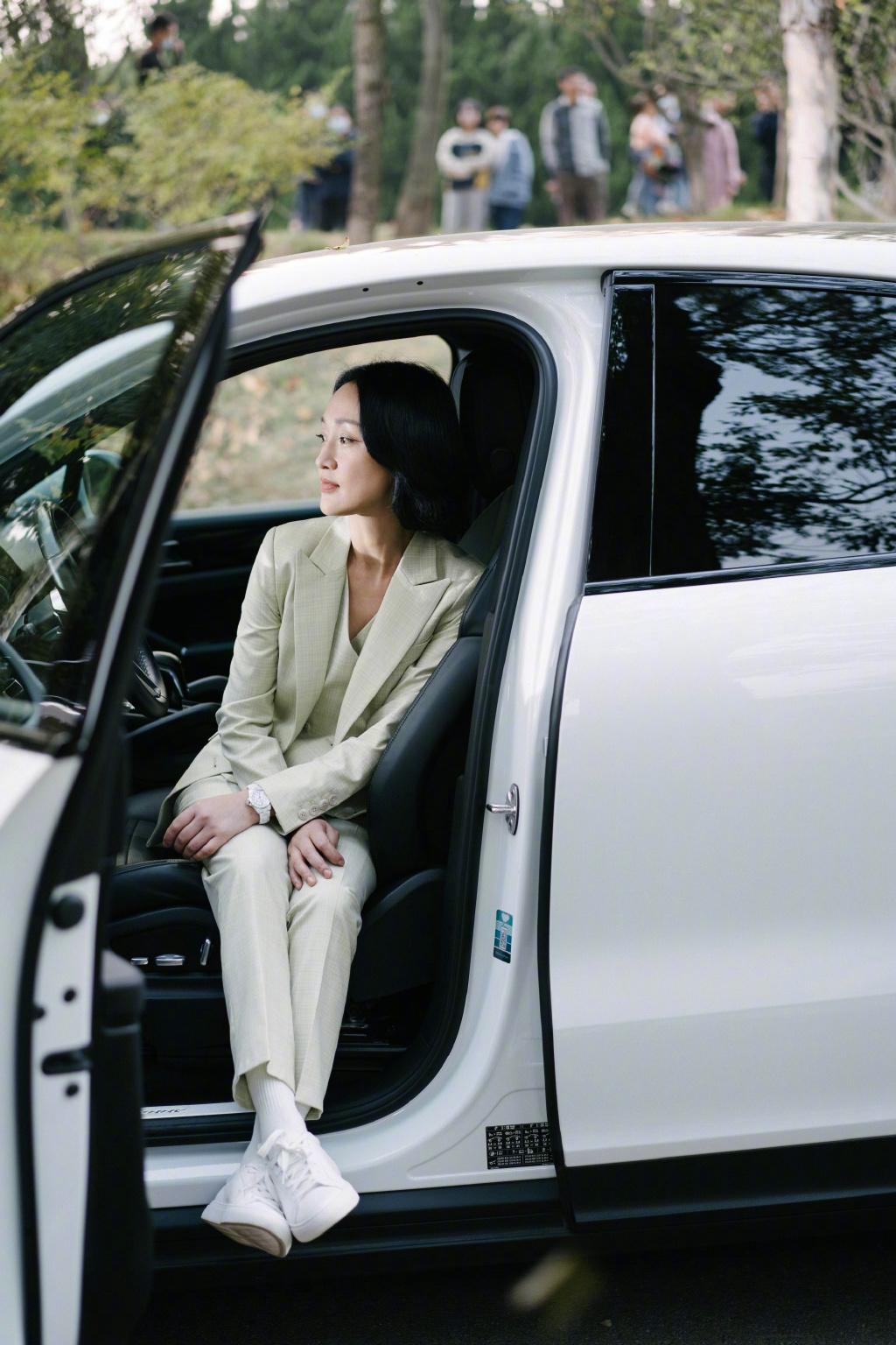 On the surface, she is a grand slam actress, but her acting skills are really pulling her hips ...