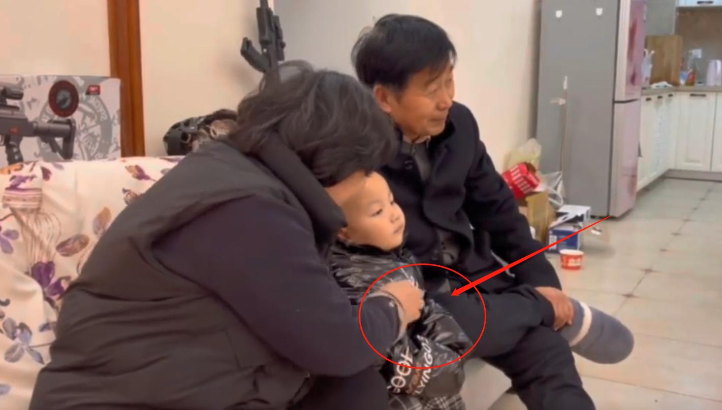 Kai Kai was called a little bandit, he raised his arms and beat his grandma, Xiong Leixiao ...