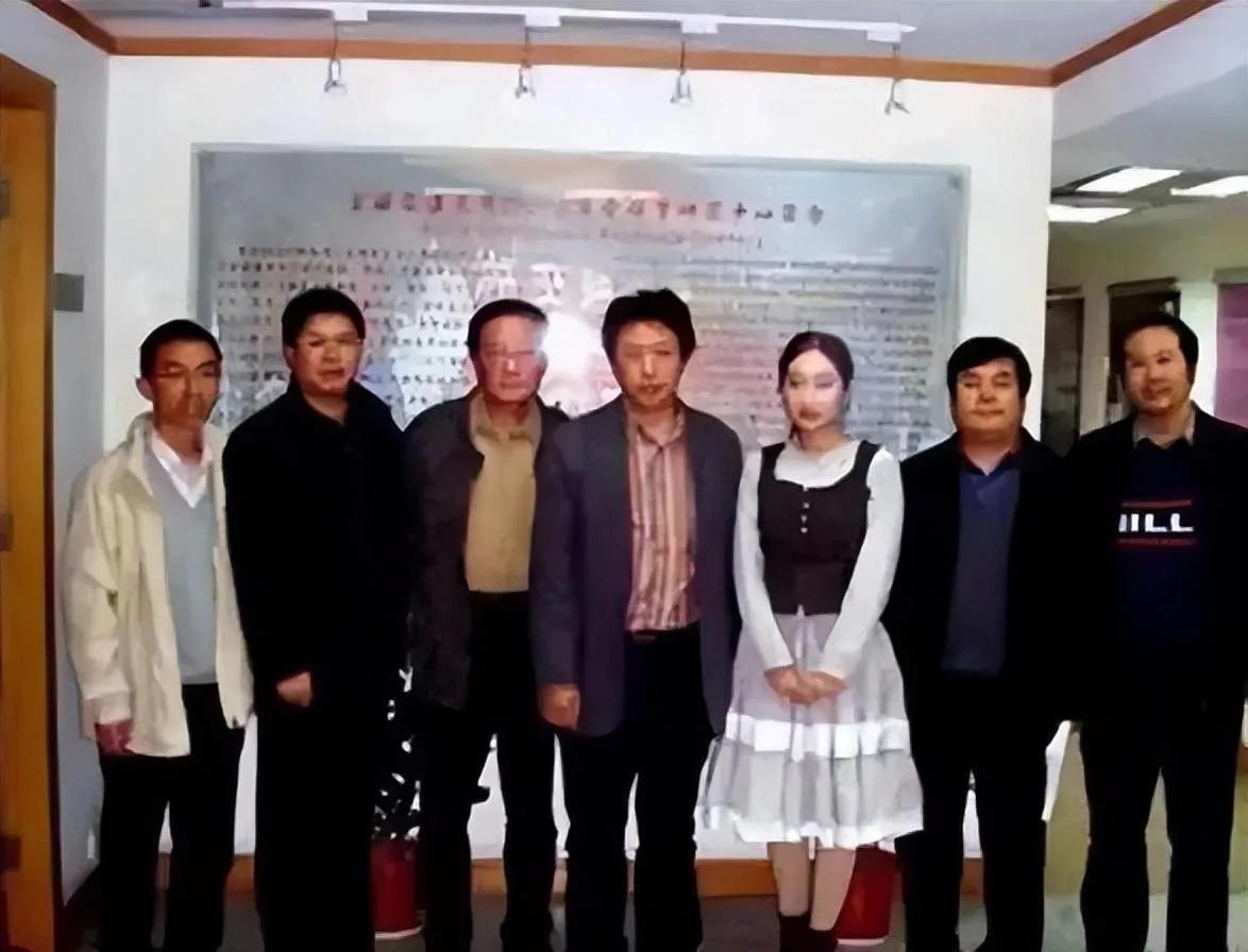 With good wind, Qian Lulu climbed up on the shoulders of her 4 husbands in 12 years, and became ...