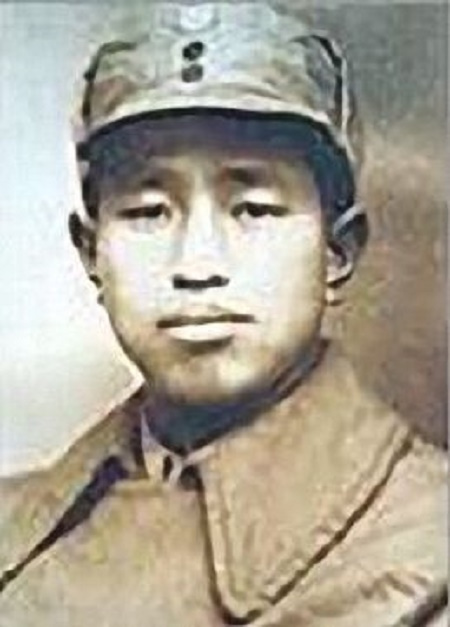 General Huang Zhen returned to his hometown to visit relatives after ...