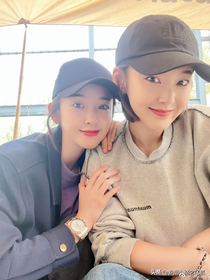 Tang Yixin and Zhang Jianing take a group photo when they travel - iNEWS
