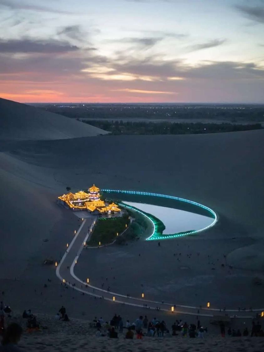 Enjoy beautiful pictures - as night falls, the Crescent Moon Spring ...