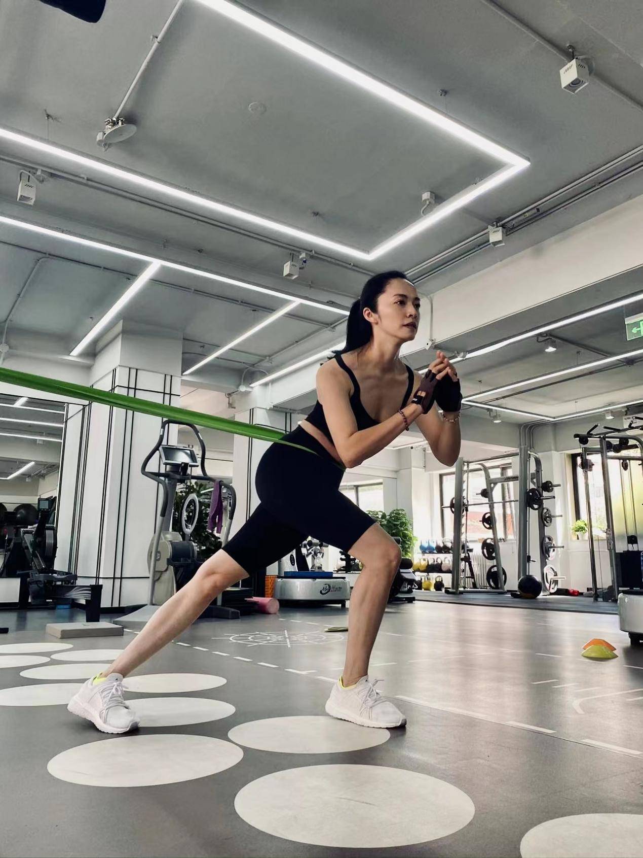 Yao Chen's gym exercise photos are enviable. The standard muscle lines ...