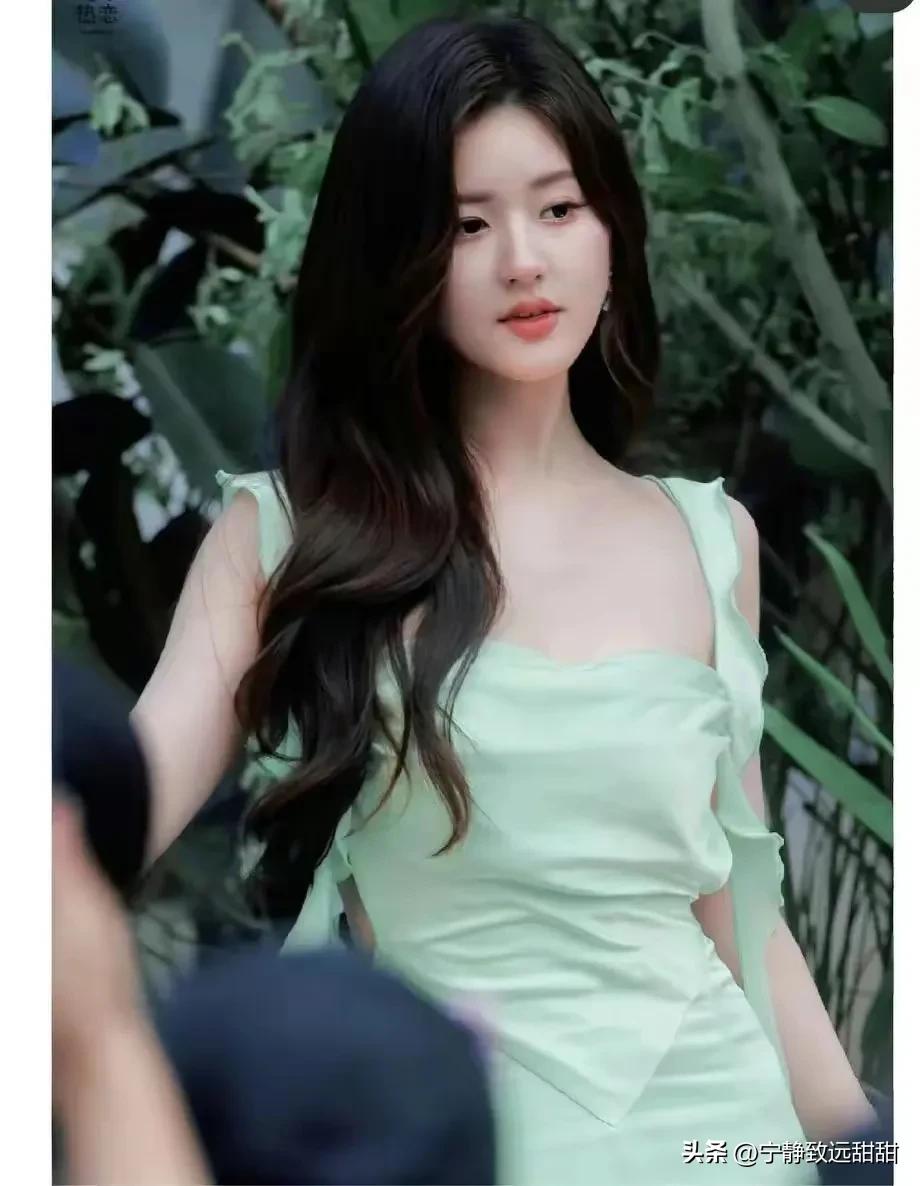 Tall, fair-skinned and beautiful Zhao Silu - iNEWS