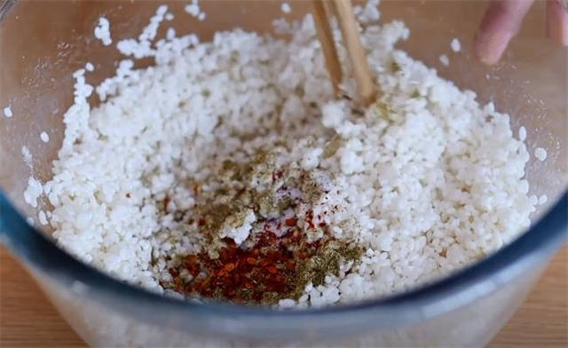 The glutinous rice is made into crispy rice crust, which tastes ...