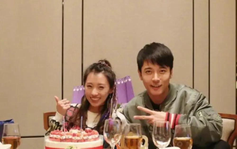 After the turmoil, they got together for the first time. Zhang Danfeng walked the red carpet and ...