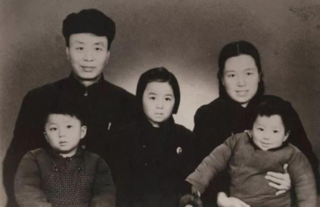 Poet Ai Qing: Falling in love with a female student 11 years younger in ...