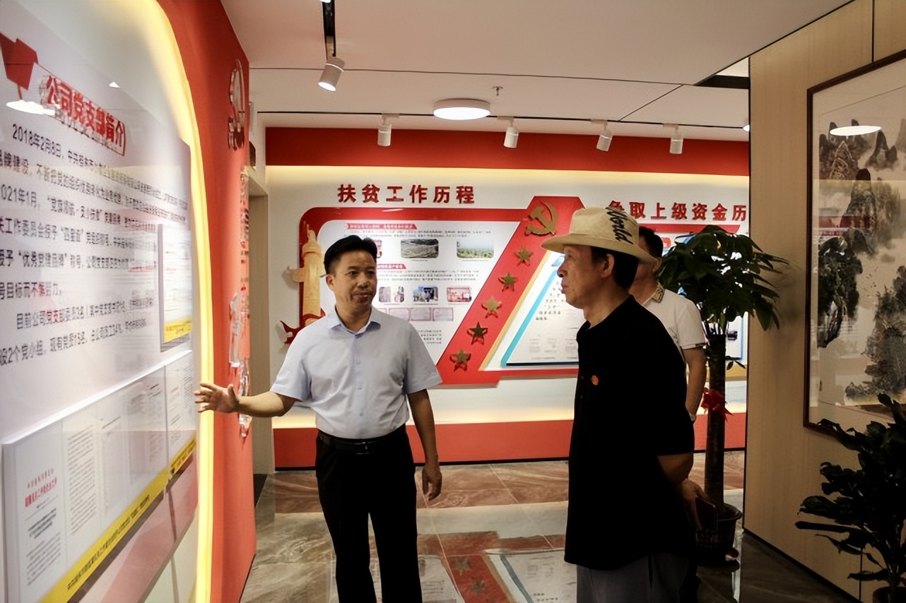 Jiang Zhi, calligrapher Guilin, received Feng Chu, editor-in-chief of ...