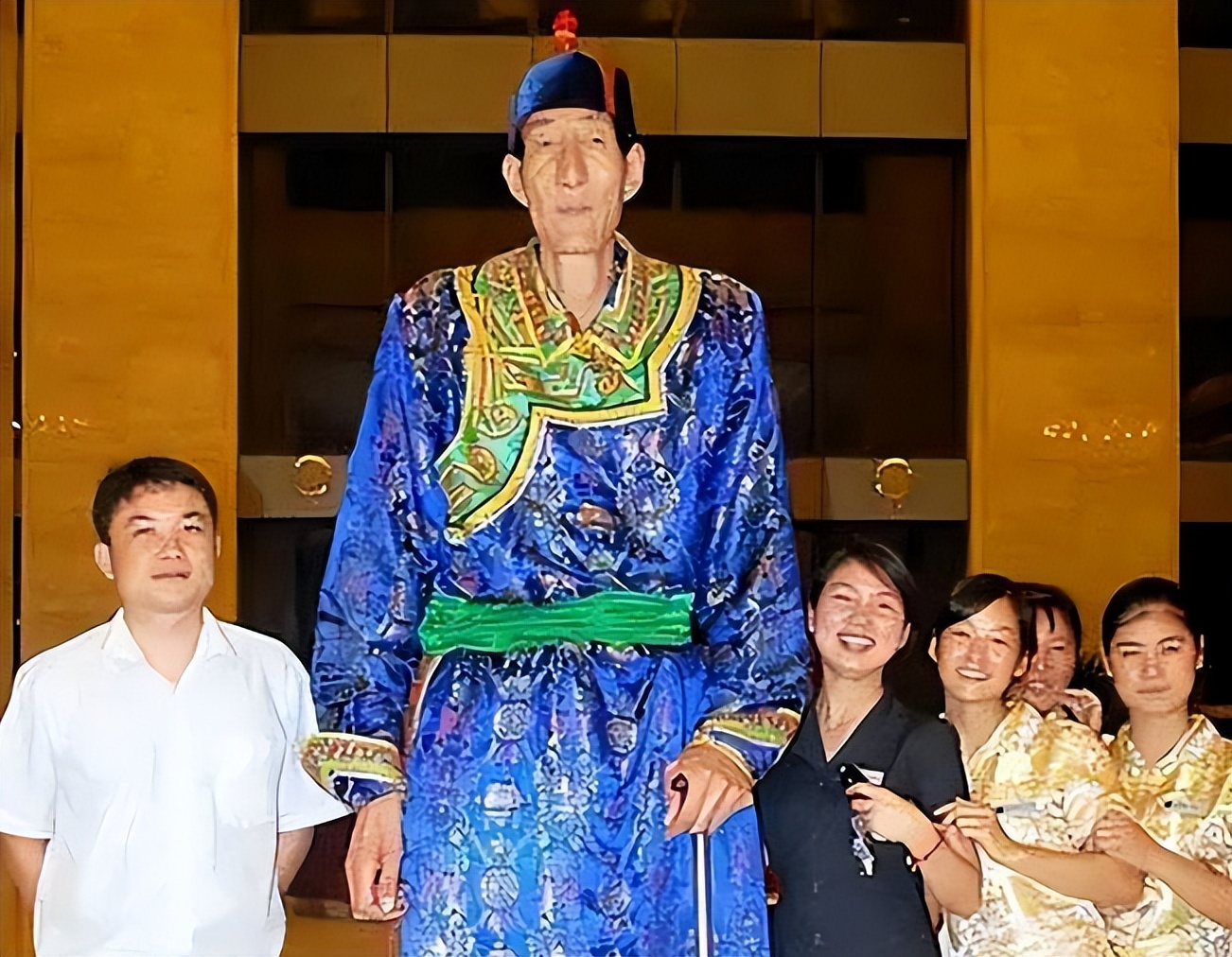 Bao Xishun, China's No. 1 Giant: He is 2.36 meters tall, married a wife ...