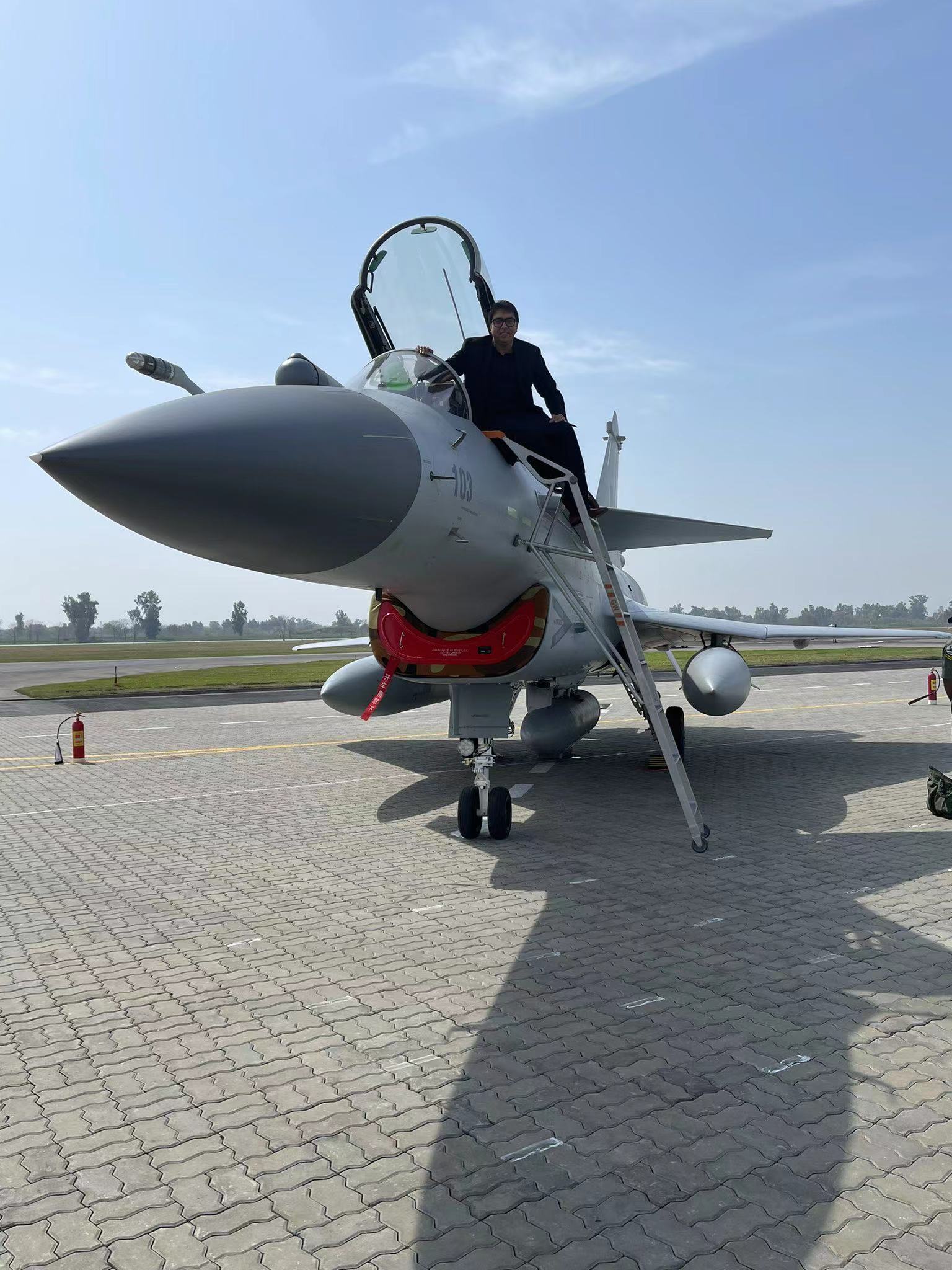 F16 escorts the J-10CE, the treatment is quite acceptable, and the universal composite pylon ...