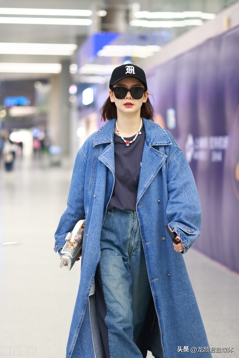 Qi Wei appeared at Beijing Airport wearing a denim coat full of cool ...