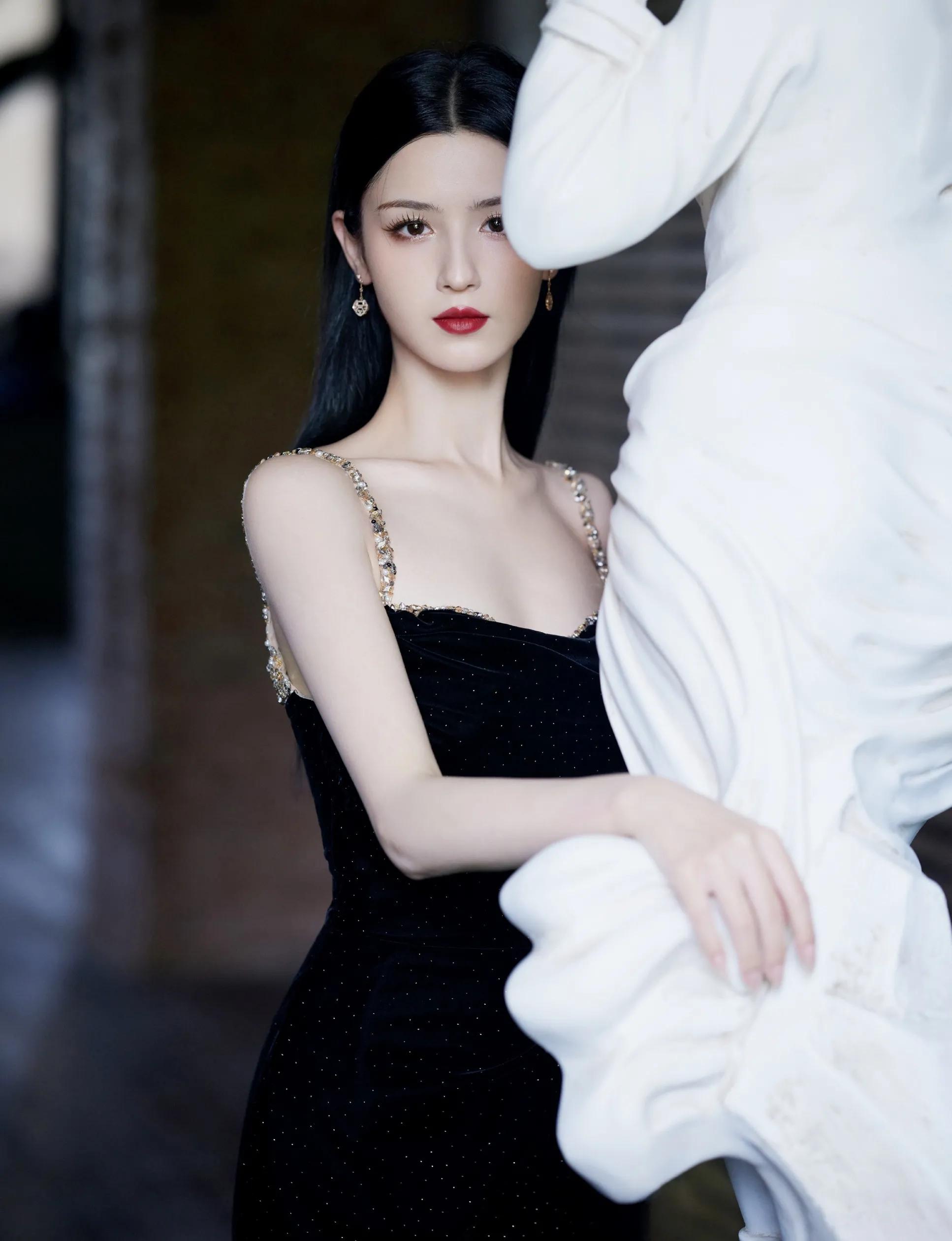 Hanikzi is so pretty in a black dress.Sure enough, Xinjiang is a good ...