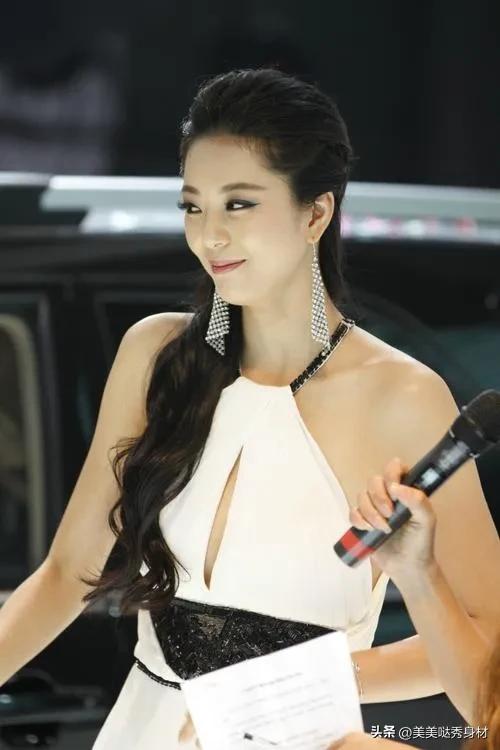 Sexy model Ai Shangzhen has a plump body with a beautiful face and won the title of "Miss China ...