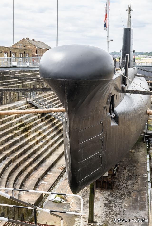 Look at the picture and talk: The ugly-looking submarine has a head ...