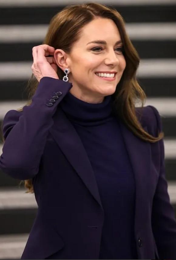 The Welsh couple arrives in Boston!Kate wore a noble purple suit, warm ...