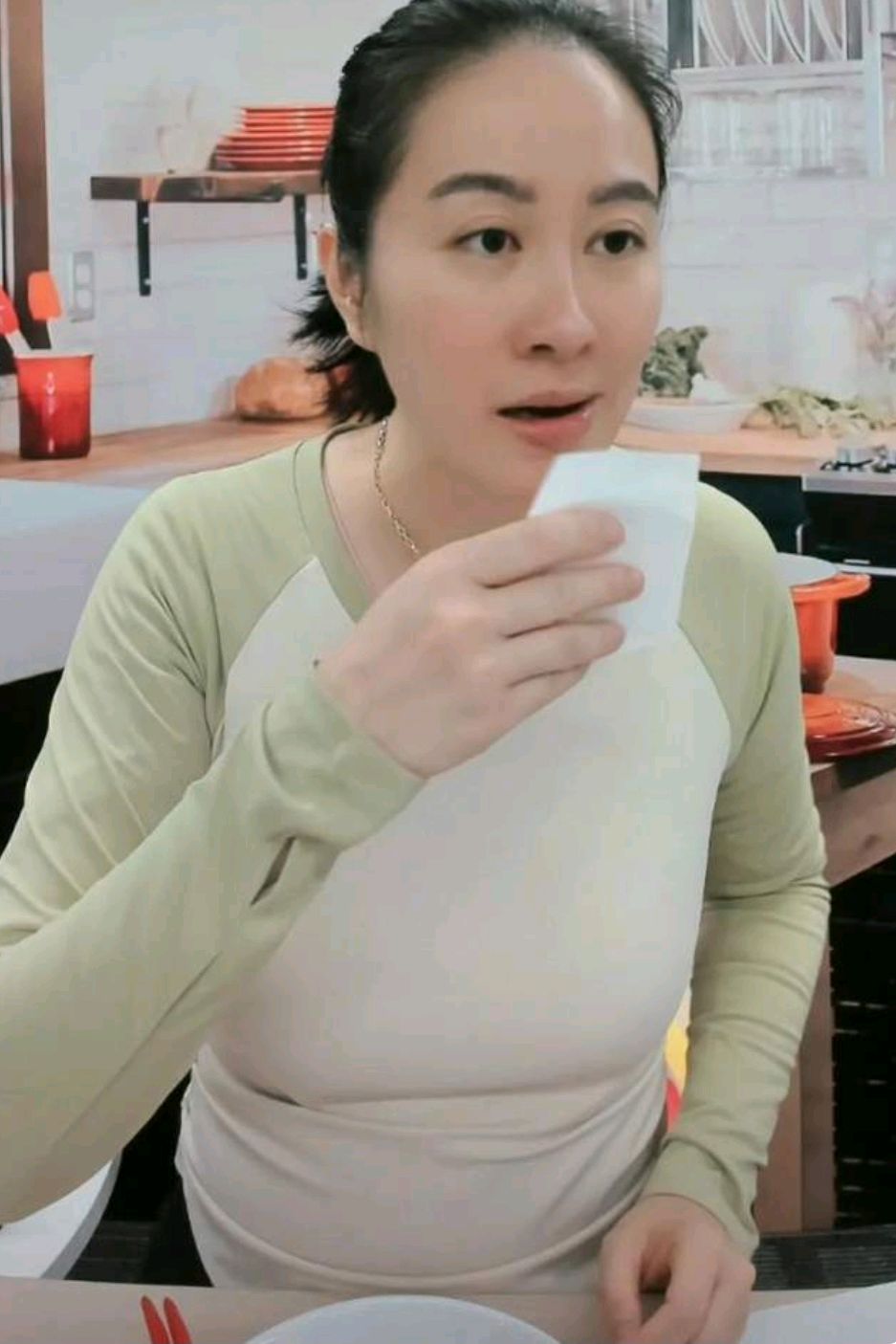 42-year-old Michelle Ye hits black fans on live broadcast, exposes ...