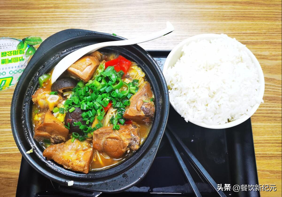 Why is the yellow stewed chicken and rice popular in the streets and ...
