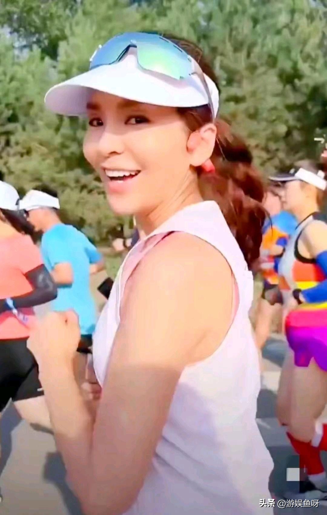 50-year-old Zhu Xun ran a marathon, was guided by Wang Junxia, his son showed up to support him ...