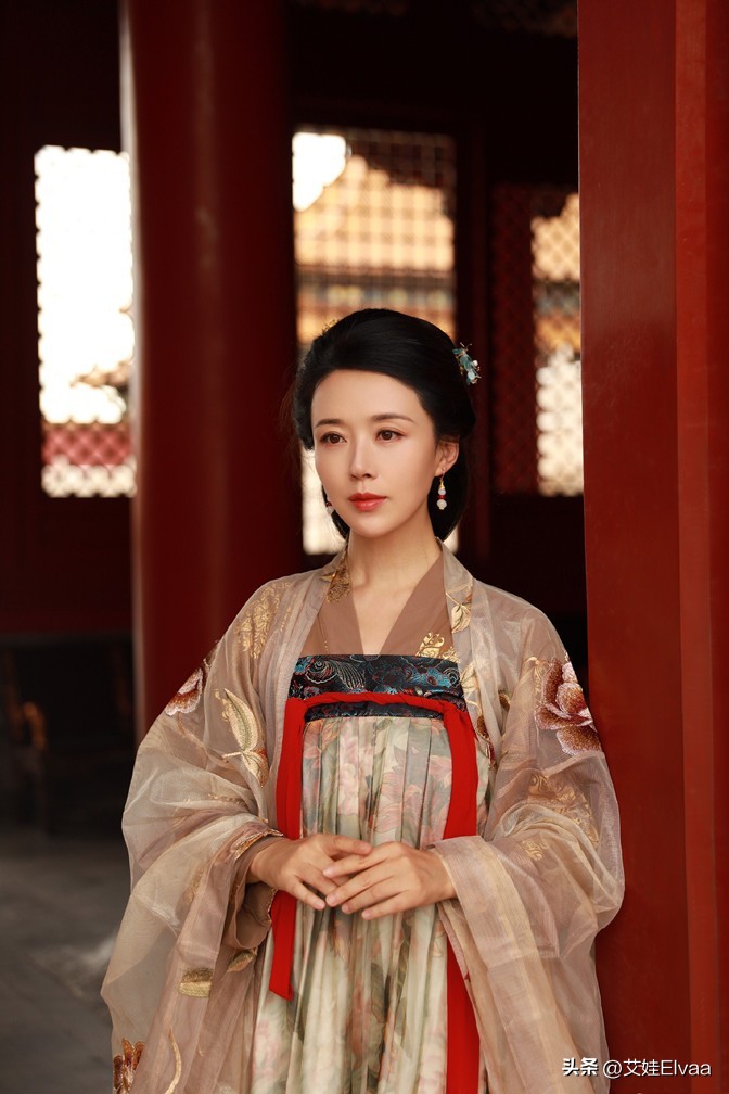 Yan Danchen dances in the Forbidden City, wearing silk Hanfu and ...
