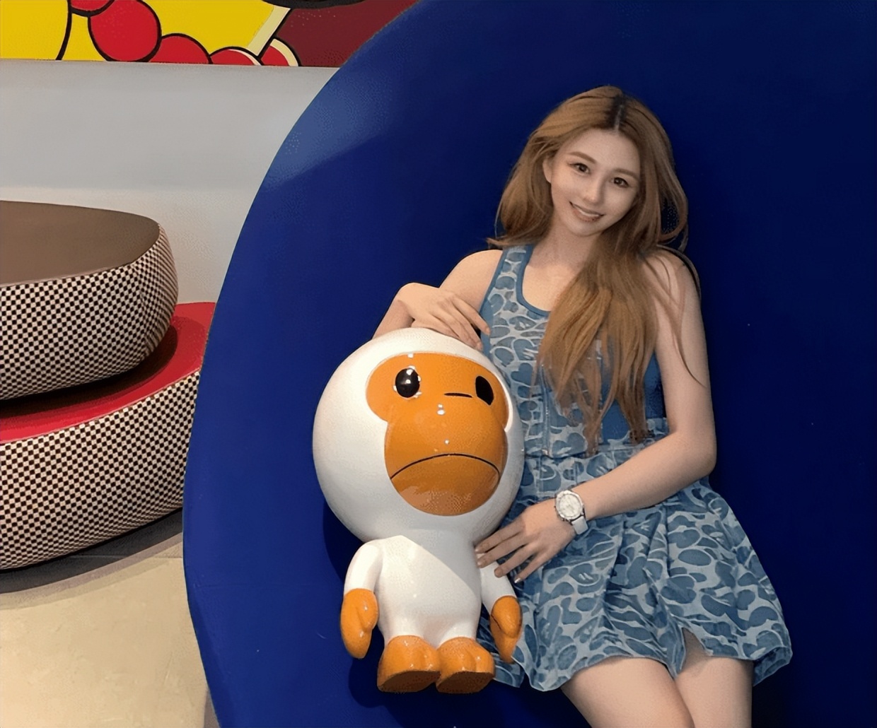 Qiu Shuzhen's daughter Shen Yue took photos of her birthday wearing a vest and showed a slender ...