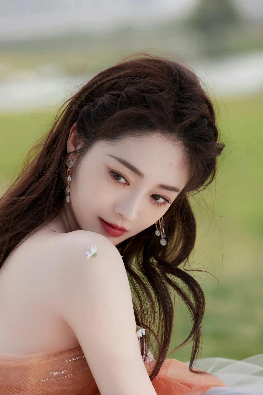 Jiang Yiyi Zhang Jingyi Zhou Jieqiong - iNEWS