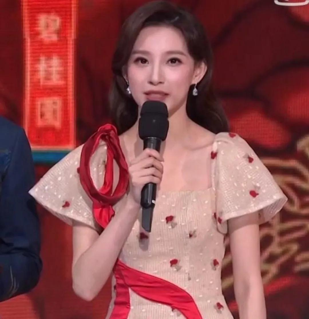 Extraordinary beauty host of CCTV Spring Festival Gala: Ma Fanshu - iNEWS