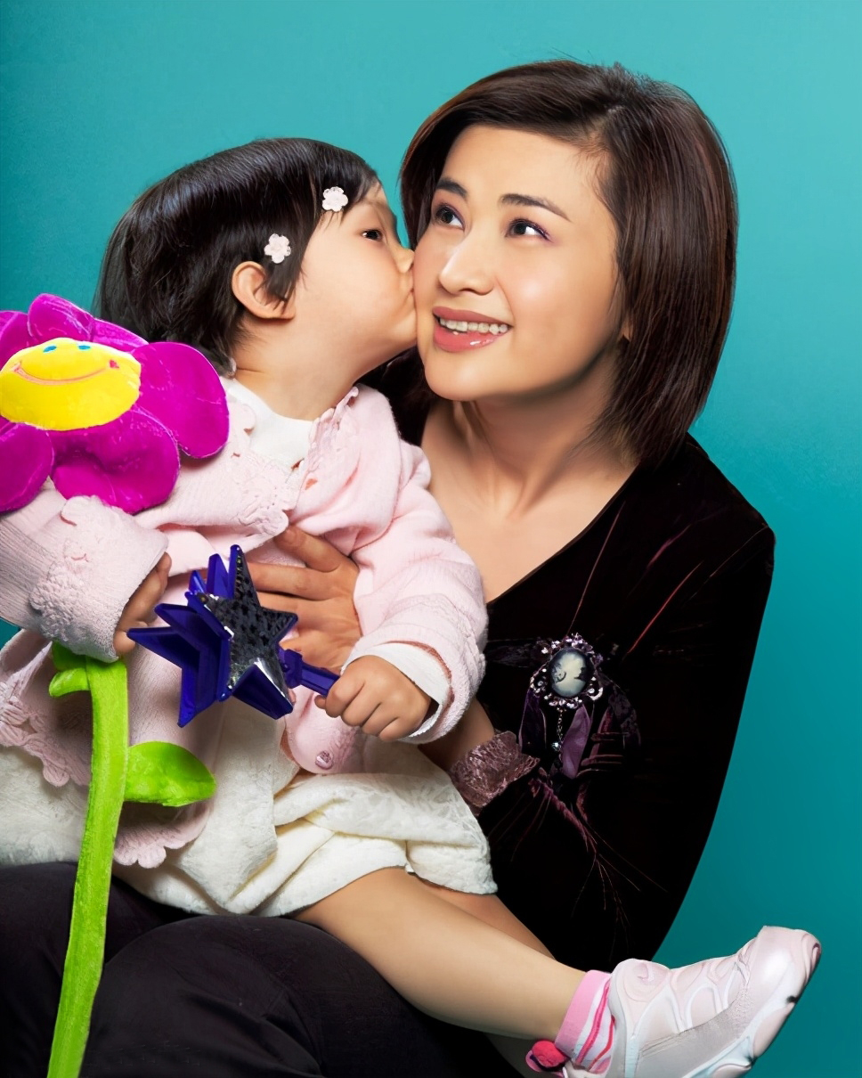 Phoenix TV host Wu Xiaoli, 25 years younger than her husband, helped her father find long-lost ...