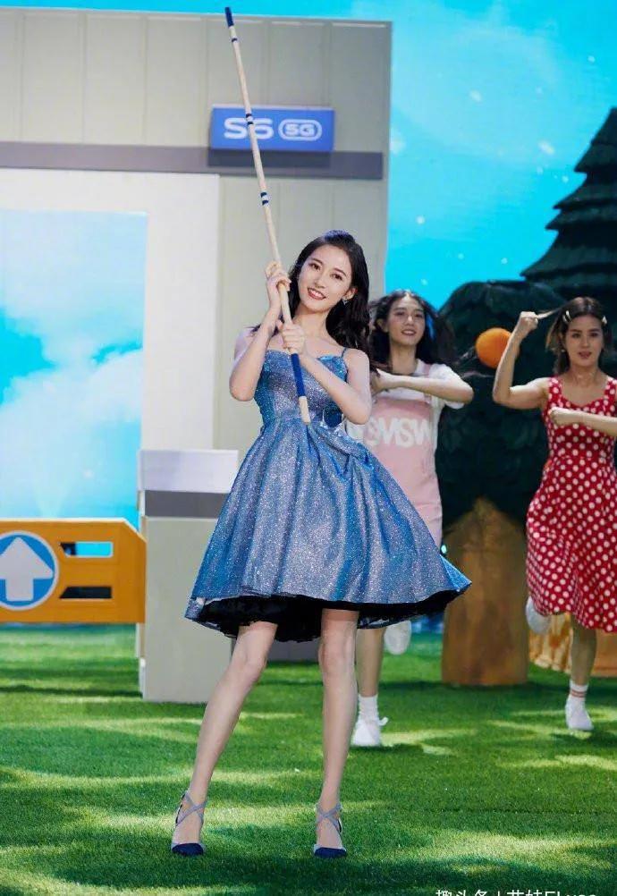 Chen Yuqi has beautiful legs and jade feet - iNEWS