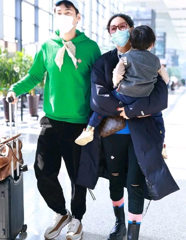 Zhang Xinyi and Yuan Hong were met by chance at the airport with their ...