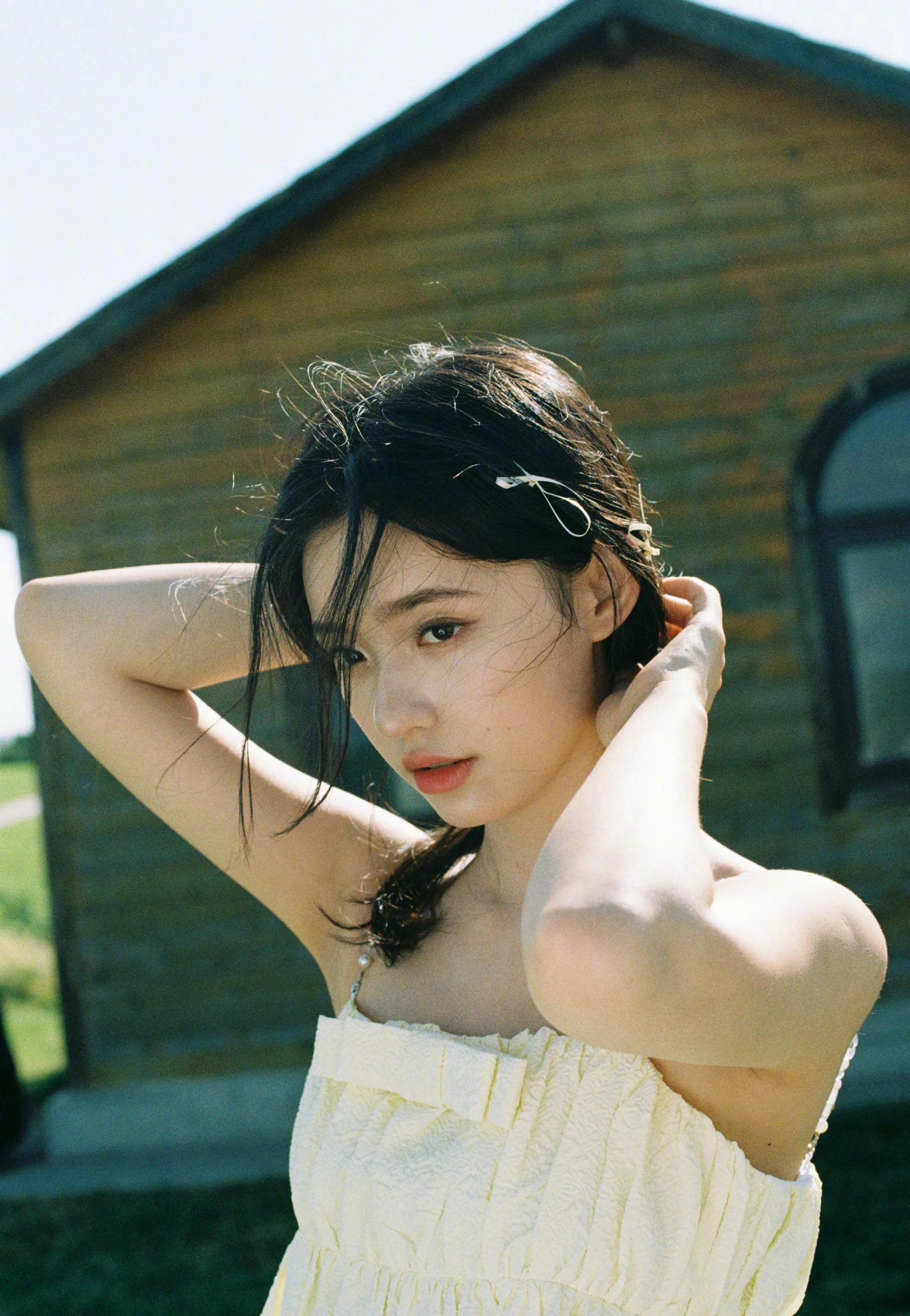 Lin Yun: The girl in the light yellow dress with fluffy hair is ...