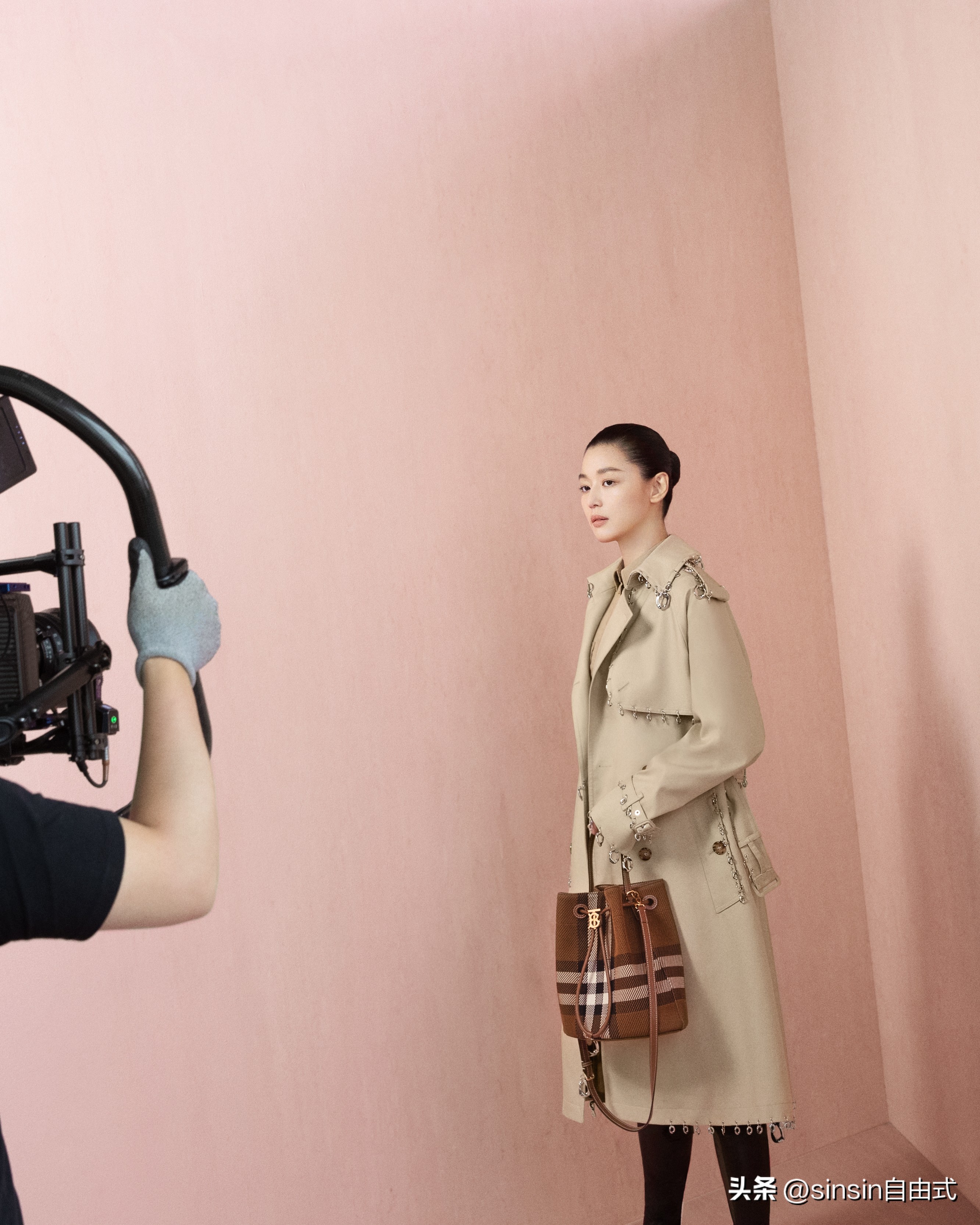 Burberry's official brand ambassador - Korean actor Jun Ji-hyun - iNEWS