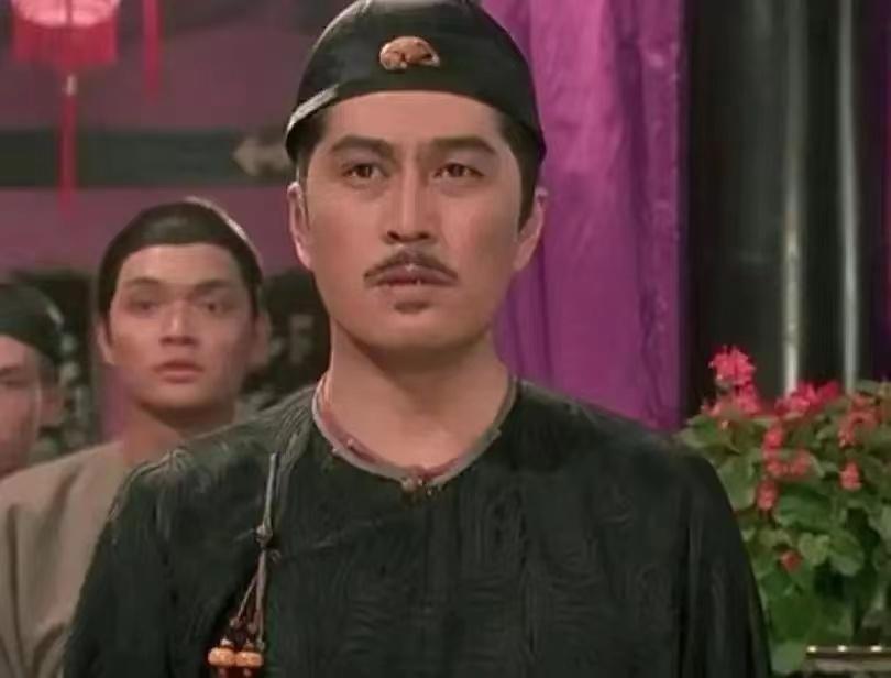 Actor Lin Wei feeds pigs in the countryside, wears slippers with a big ...