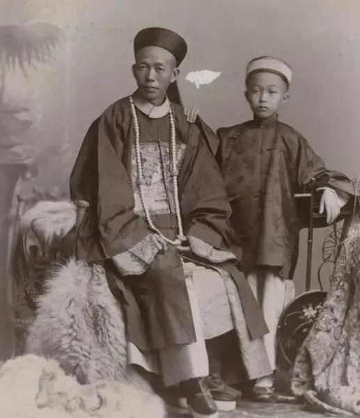 Old photos in the late Qing Dynasty: father playing with his son at the ...