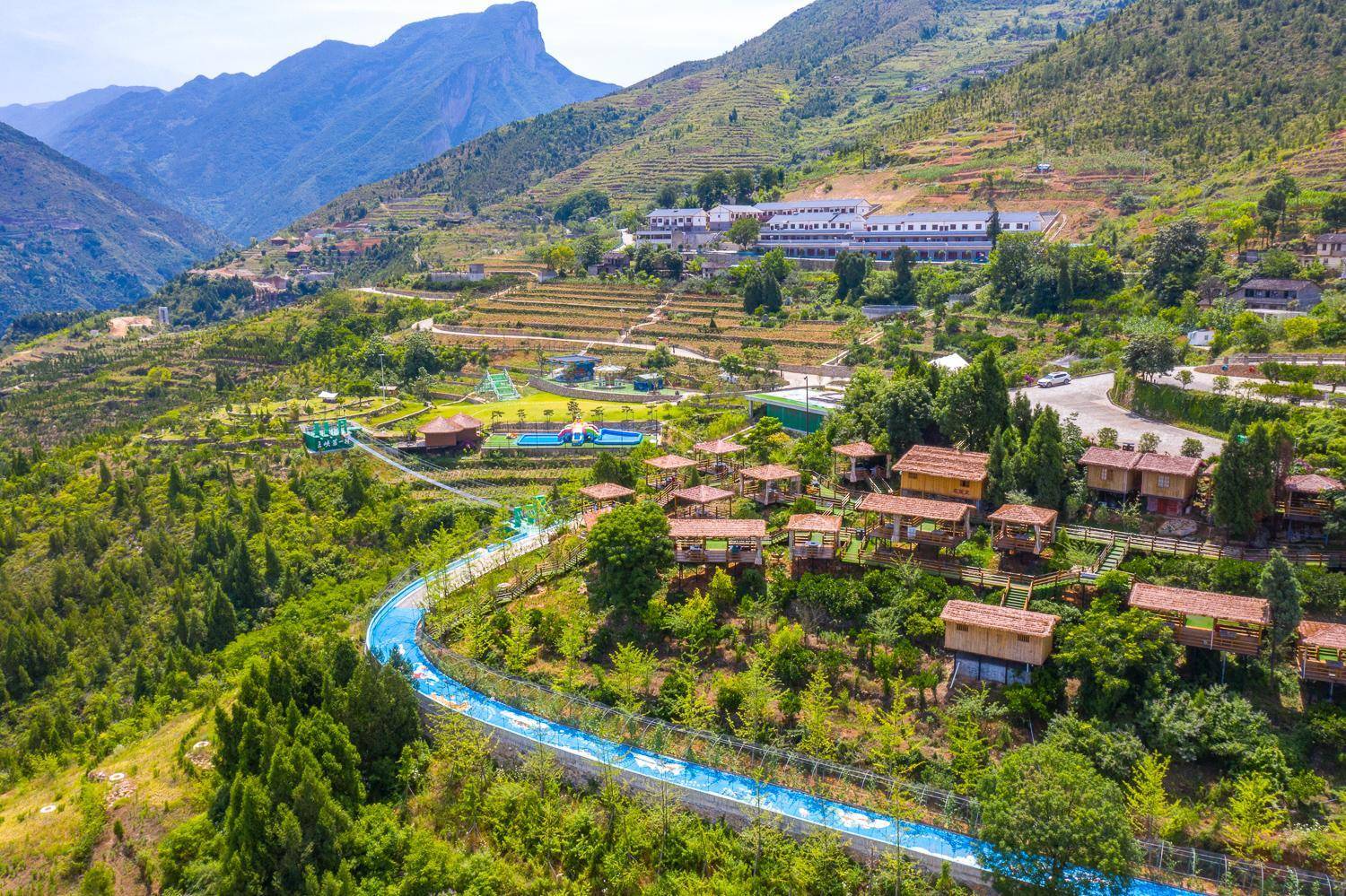 The first village at the entrance of the Three Gorges: Eating hot pot ...