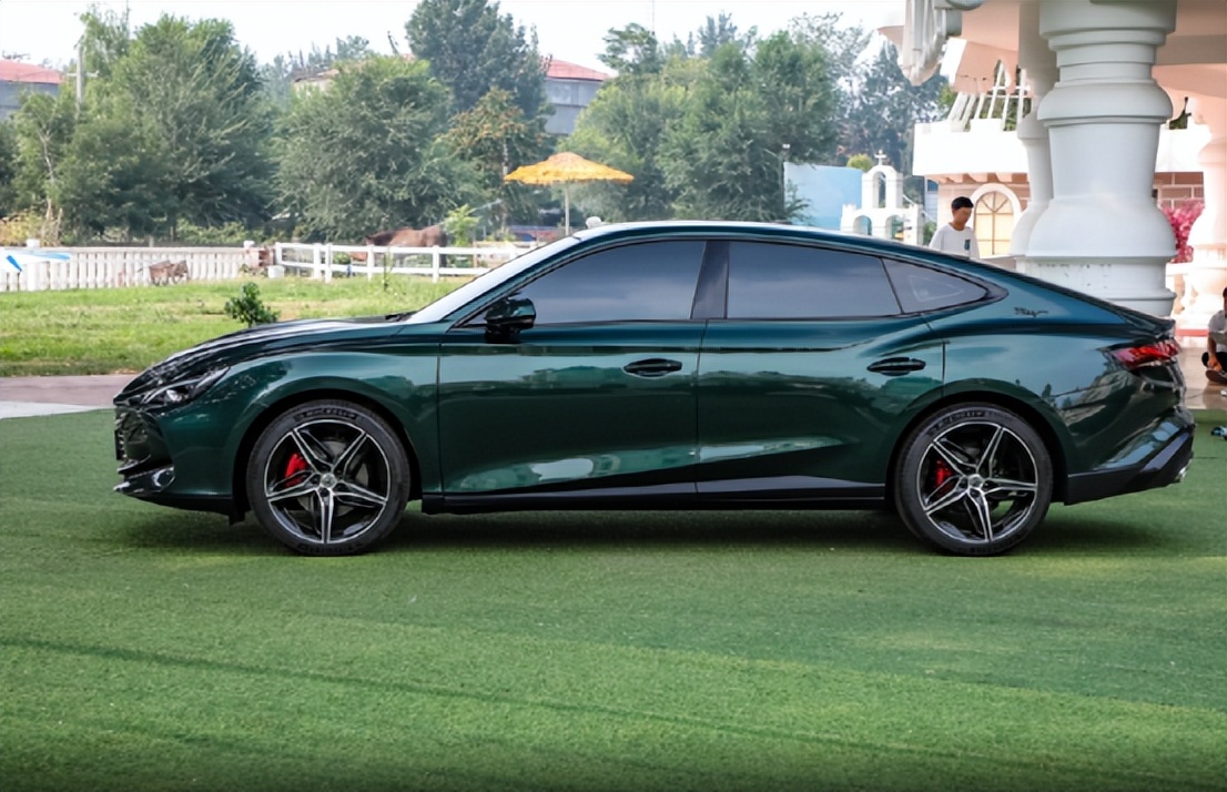 Equipped with 2.0T+9AT, the performance of MG7 is bursting, but the pricing is a problem - iNEWS