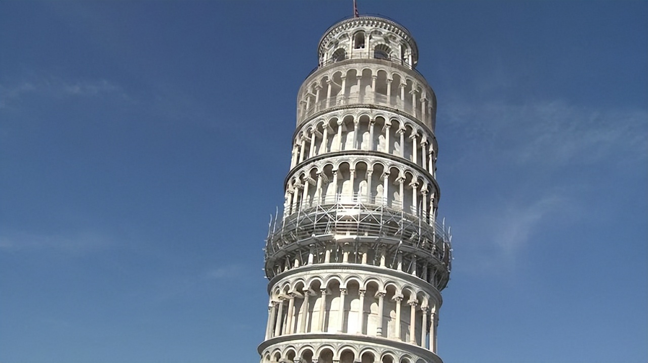 Why does the Leaning Tower of Pisa lean but not fall?After countless ...