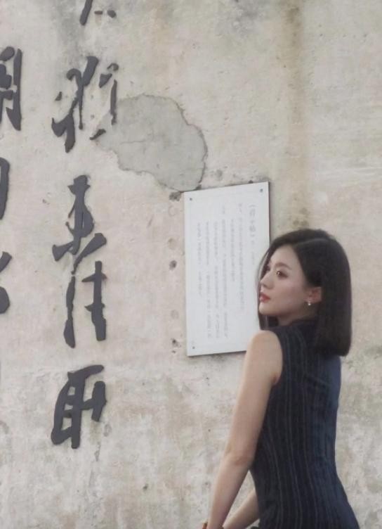 Xu Ziyao's belly-baring outfit set the stage! His belly is cute and fashionable, showing his ...